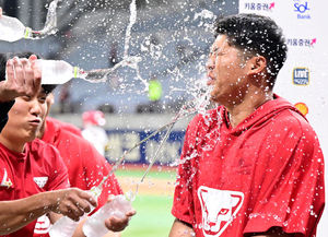 [사진]SSG 시라카와 케이쇼, 'KBO리그에서 데뷔전 승리 물세례' - OSEN