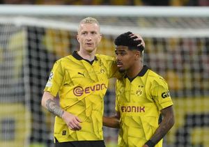 자신의 마지막 경기서 '최악의 실수' 저지른 후배 챙긴 로이스, '리더' 품격 보여주며 BVB 떠난다..."마무리로는 썩 괜찮은 방법" - OSEN