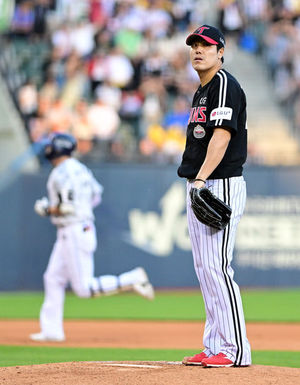 '5월 ERA 0' 39세 베테랑, 3실점 이유 있었네, 염갈량 "켈리가 7회 못 던진다 해서 급히 올라갔다" - OSEN