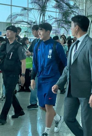 식을 줄 모르는 SON 인기→출국 전 팬들과 교감... 밝은 미소+손인사[오!쎈 현장] - OSEN