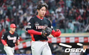 153km 좌완 특급 시즌 아웃 아프다! 20살 스마일맨 웃음 회복도 중요하다 - OSEN