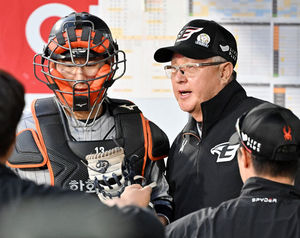 [사진]김경문 감독,'재훈아! 잘 해주고 있어' - OSEN