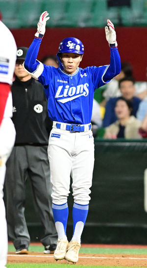 [사진]동점 1타점 적시타 김지찬,'왕관을 쓰자' - OSEN