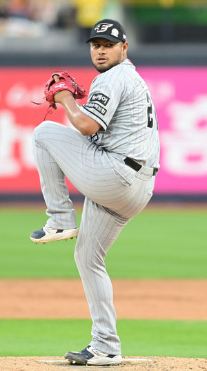 ML 22승 외인 베일 벗었다…KKKK 153km 강속구 쾅! 바리아 데뷔전 4이닝 1피홈런 2실점 [오!쎈 수원] - OSEN