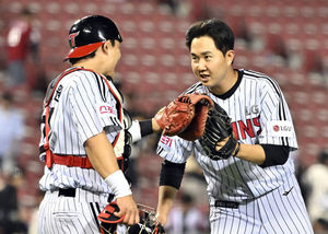 ‘무사 만루’에서 웃는다. 우승팀 153km 마무리, “맞아도 직구로 맞아야 된다” - OSEN