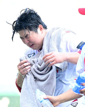 사진 데뷔 첫 세이브에 물세례 축하받는 SSG 이로운 OSEN