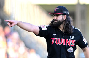 퇴출 위기→3연속 QS→통산 71승, 레전드 이상훈과 나란히 하다…직구 구속 151km까지 UP - OSEN