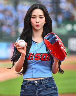 [사진] 카리나, 시구 잘 마쳤어요 - OSEN