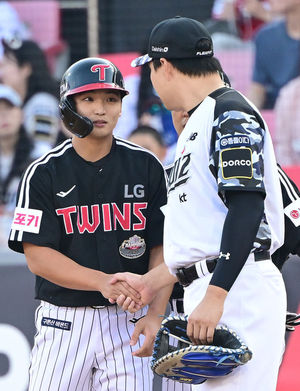 '데뷔 첫 1군 안타' 신고 LG 최명경, 가장 먼저 '손을 내민 건' KT 대선배 오재일 [김성락의 Knock] - OSEN