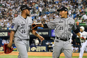 [사진]김태연,'바리아 투구 너무 좋아' - OSEN