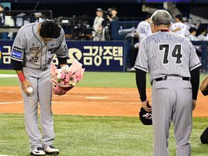 [사진]채은성,김경문 감독 900승에 예를 갖춰' - OSEN