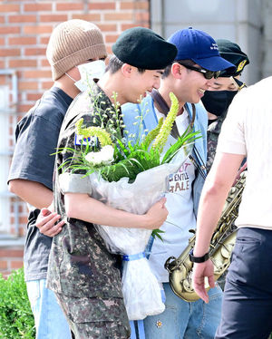 [사진]BTS 진 전역, '멤버들 뜨거운 환영에 감출 수 없는 미소' - OSEN