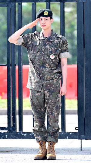 [사진]BTS 진, '전역 인사 늠름하게' - OSEN