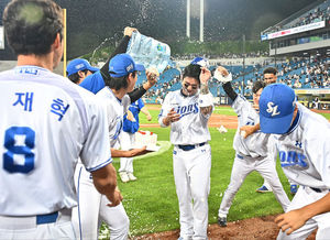 [사진] 박병호, 한미 통산 400 홈런 신나는 축하 - OSEN