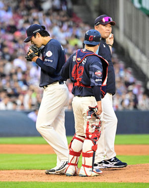 1회 153km ‘KK’→2회 볼볼볼볼…1차지명 유망주, 2⅓이닝 4실점 조기 강판 - OSEN