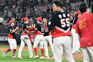 [사진]11-1 승리 기뻐하는 KIA - OSEN