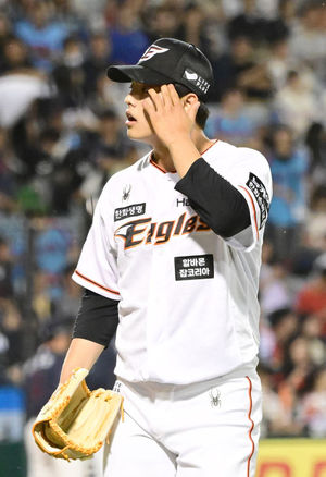 155km 강속구가 홈런으로…추신수에게 혼쭐난 문동주, 8실점으로 또 붕괴 'ERA 6.55' - OSEN