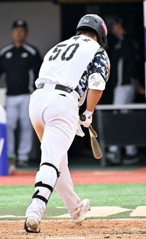 [사진]강백호,'득점 찬스 날리고 배트 부러뜨려' - OSEN