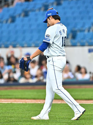 [사진] 고개떨군 원태인, 한유섬에게 선제 1타점 맞았다. - OSEN