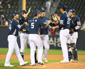 [사진]승리 환호하는 NC - OSEN