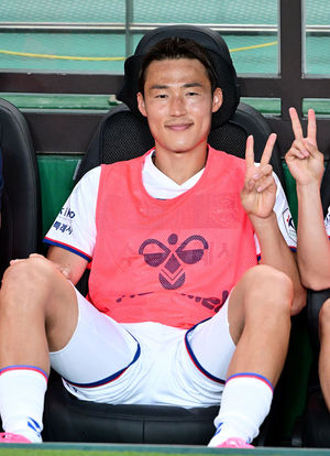 [사진]브이 그리는 수원FC 손준호, '출격 기대하세요' - OSEN