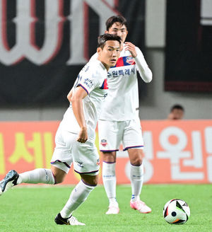 [사진]수원FC 손준호, '동점골 만들어보자고' - OSEN