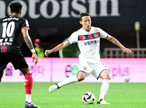 [사진]패스 찔러주는 수원FC 손준호 - OSEN