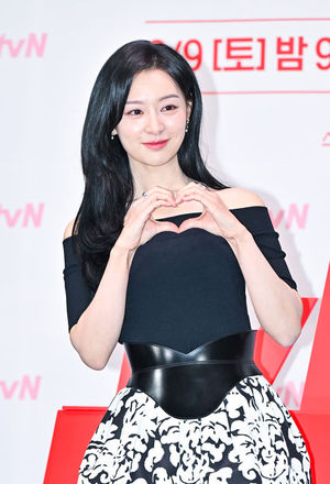 윤하, 김지원 실물 미모 영접 "무자비하게 아름다울 여왕님" 인정 - OSEN