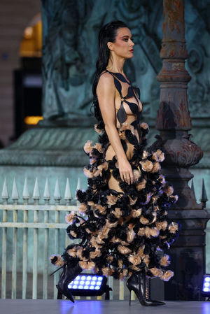 케이티 페리..방돔광장 사로잡는 구멍 슝슝 뚫린 드레스 - OSEN