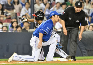 [사진]이중도루 성공하는 LG - OSEN