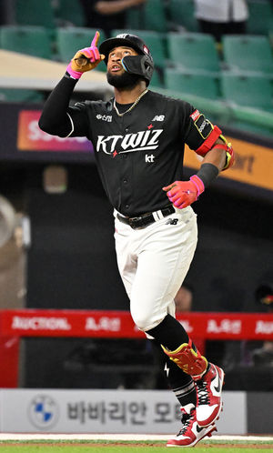 로하스 역전 스리런→오재일 쐐기포 쾅! KT, SSG 잡고 3연속 위닝시리즈…최정 빛바랜 9년 연속 20홈런 [인천 리뷰] - OSEN