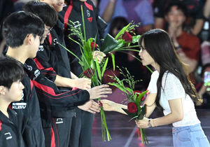 [사진]페이커에게 장미꽃 건네는 박보영 - OSEN