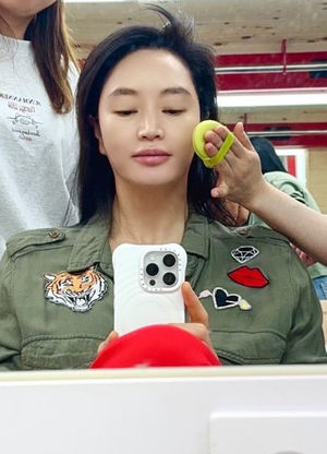 김혜수, 화장 중인 53세···믿기지 않는 피부 나이 - OSEN