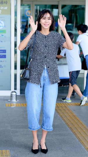 [사진]유이,'러블리 손인사' - OSEN