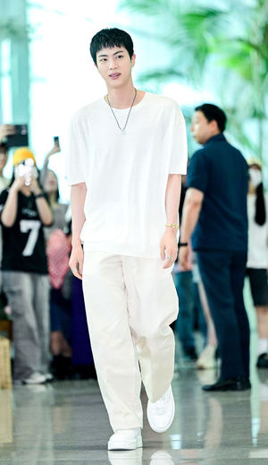 [사진]출국하는 BTS 진, '그림 같은 비율' - OSEN