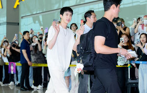 [사진]BTS 진,'팬들의 뜨거운 환호 속 출국' - OSEN