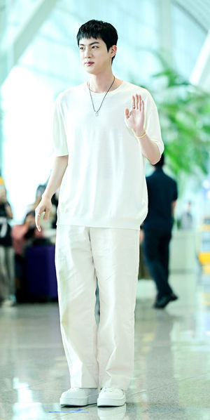 [사진]출국하는 BTS 진, '훈훈한 손인사' - OSEN