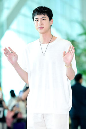 [사진]출국 인사 전하는 BTS 진, '눈빛까지 달달' - OSEN