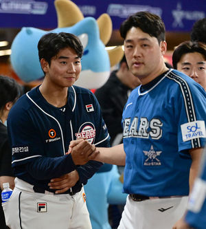 눈을 '반짝이는' 후배 류현준, '다정하게' 챙기며 격려 전한 캡틴 양석환 [김성락의 Knock] - OSEN