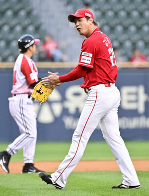 ‘LG 킬러’였는데…왜 164승 투수는 ML 갔다와서 ‘LG 동네북’으로 바뀌었을까 - OSEN