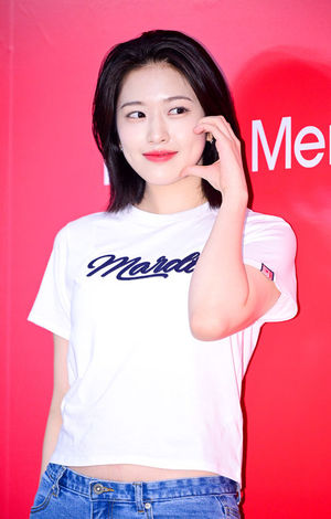 [사진]아이브 안유진, '볼하트로 녹이네' - OSEN