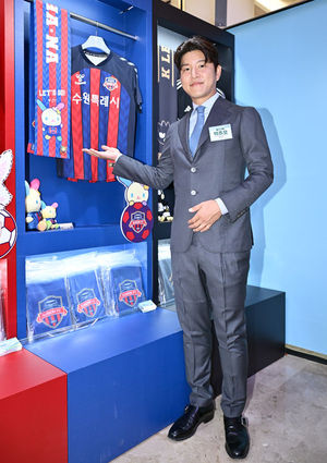 [사진]수원FC 유니폼 앞에 선 박주호 - OSEN