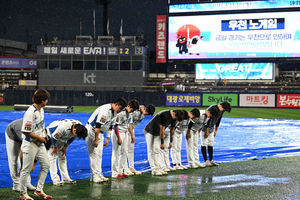 [사진]'우천 노게임' 관중석 향해 인사하는 KT - OSEN