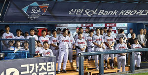 [사진]켈리와 고별식 갖는 LG - OSEN