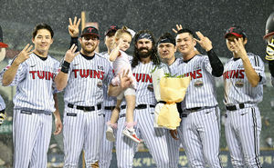 [사진]켈리 등번호 3번 포즈 취하는 LG - OSEN