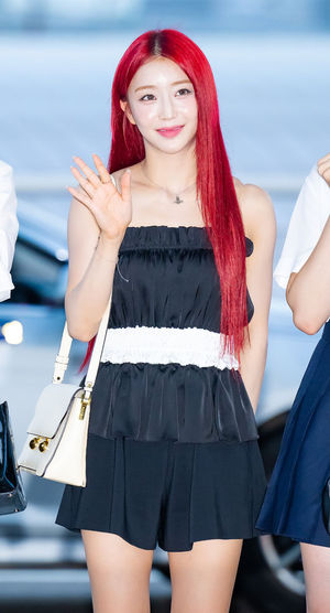 [사진]스테이씨 수민,'러블리한 오프숄더 패션' - OSEN