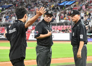 [사진]KT-SSG,'ABS에 문제가 있어' - OSEN