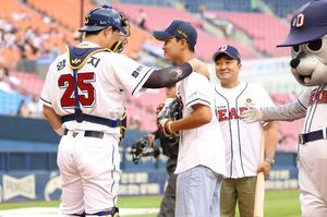 ‘와~’ 잠실벌 놀라게 한 16세 완벽 시구…“응원할게, 열심히 해” 152억 포수, 먼 훗날을 기약하다 - OSEN