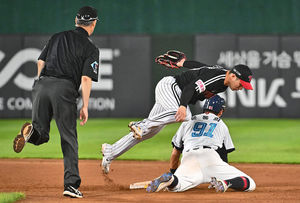 [사진] 윤동희, 조금 아쉬운 2루 도루 실패 - OSEN