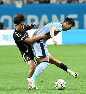 [사진]손흥민 수비하는 윤도영 - OSEN